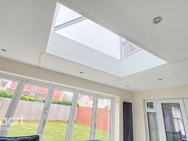 6 bedroom detached house to rent