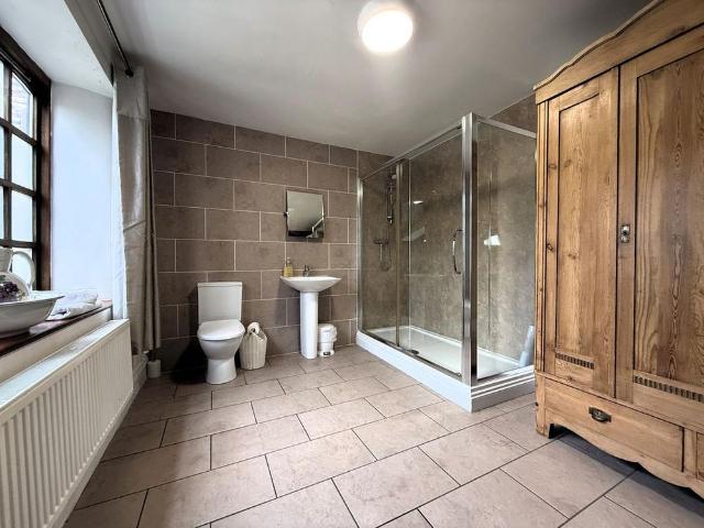 6 bedroom detached house to rent
