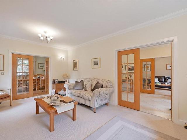 6 bedroom detached house to rent