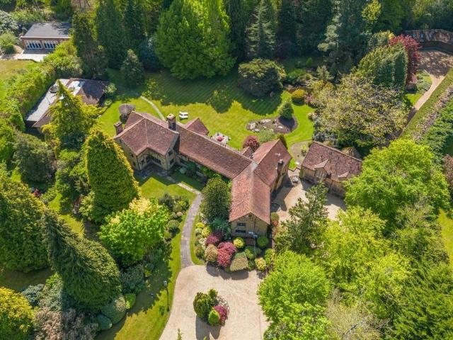6 bedroom detached house to rent