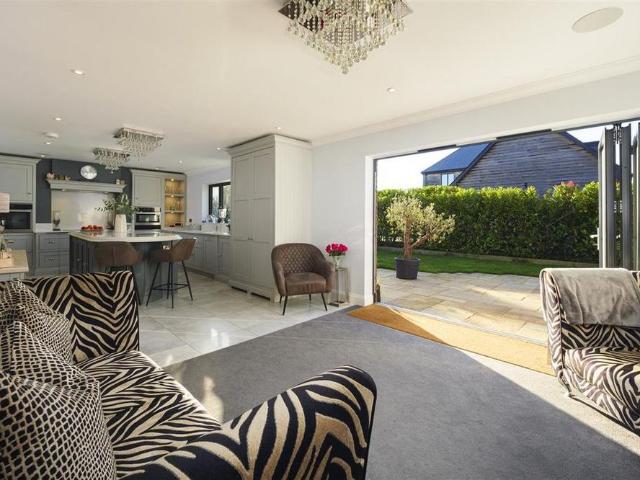 6 bedroom detached house to rent