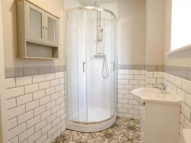 6 bedroom detached house to rent