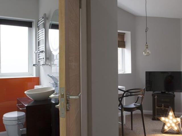 6 bedroom detached house to rent