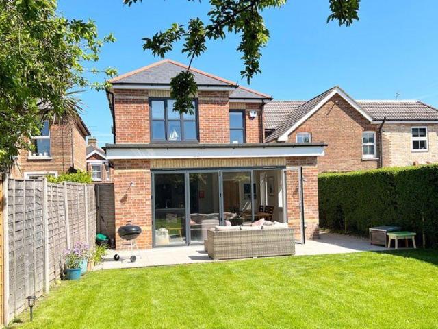 6 bedroom detached house to rent