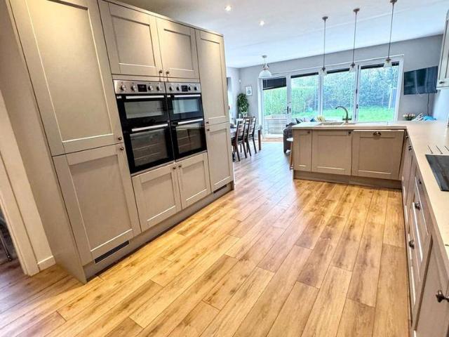 6 bedroom detached house to rent
