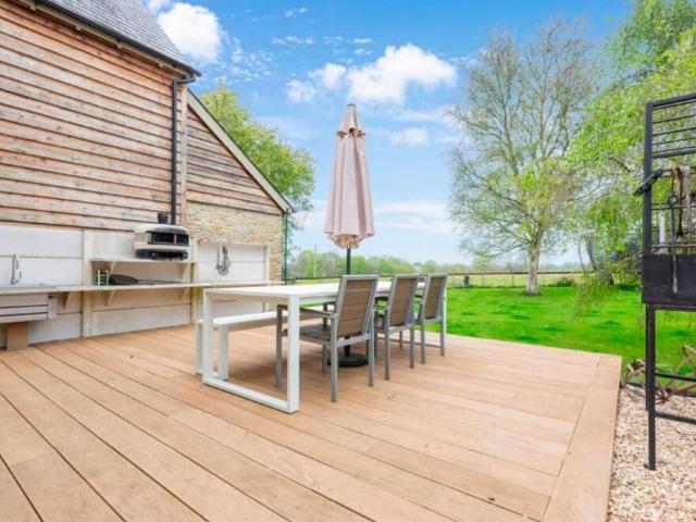6 bedroom detached house to rent