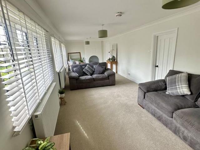 6 bedroom detached house to rent