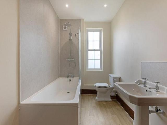6 bedroom detached house to rent