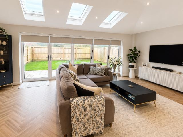6 bedroom detached house to rent