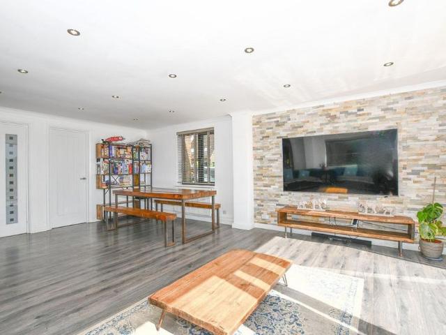 6 bedroom detached house to rent