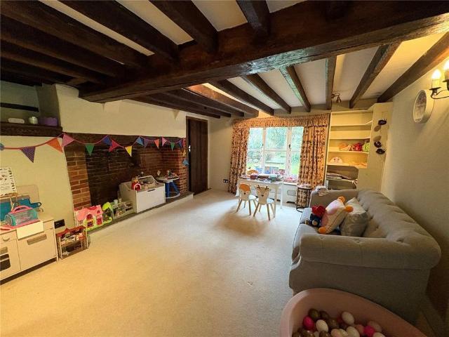 6 bedroom detached house to rent