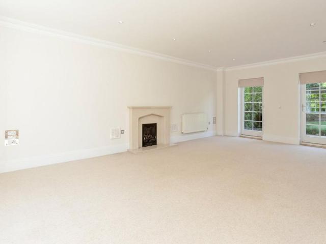 6 bedroom detached house to rent