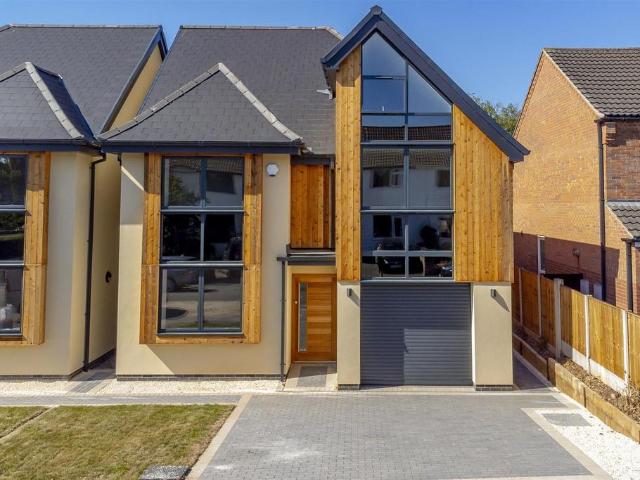 6 bedroom detached house to rent