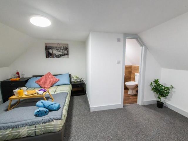 6 bedroom detached house to rent