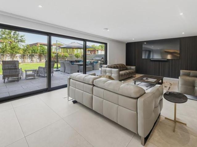 6 bedroom detached house to rent