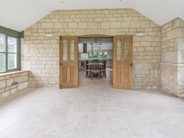 6 bedroom detached house to rent