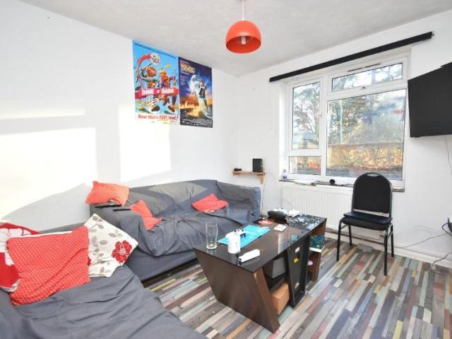 6 bedroom detached house to rent
