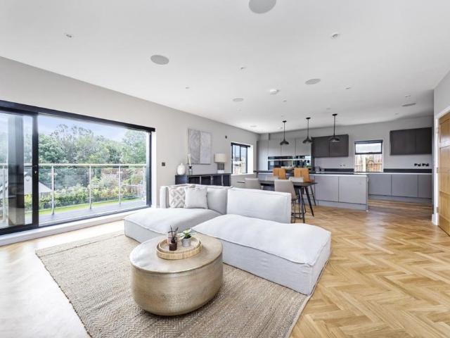 6 bedroom detached house to rent