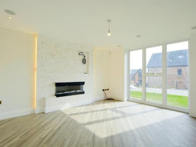 6 bedroom detached house to rent