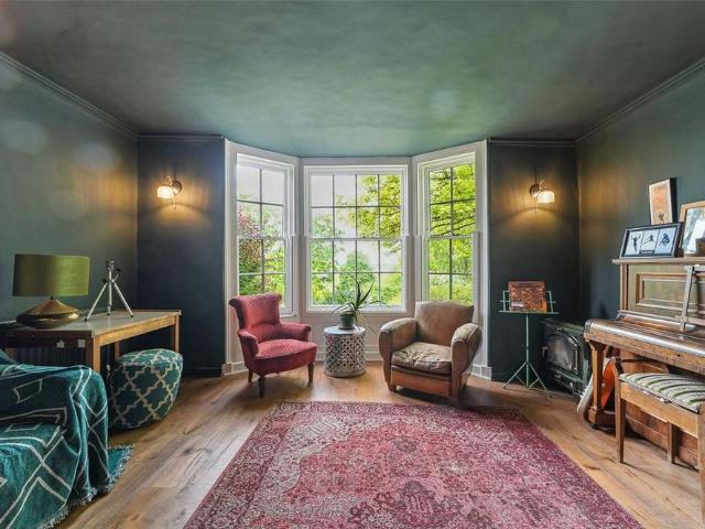 6 bedroom detached house to rent