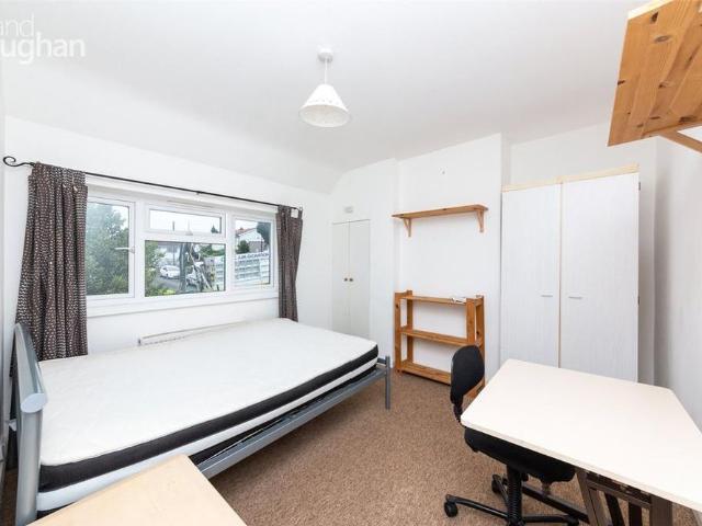 6 bedroom detached house to rent