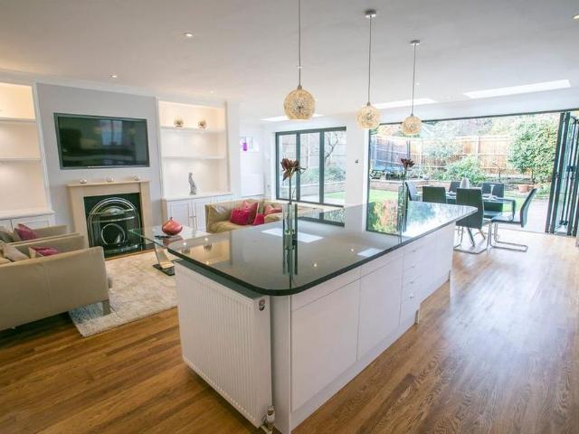 6 bedroom detached house to rent