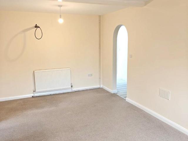 6 bedroom detached house to rent