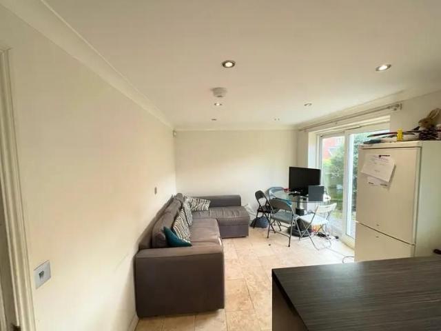6 bedroom detached house to rent