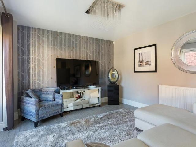 6 bedroom detached house to rent