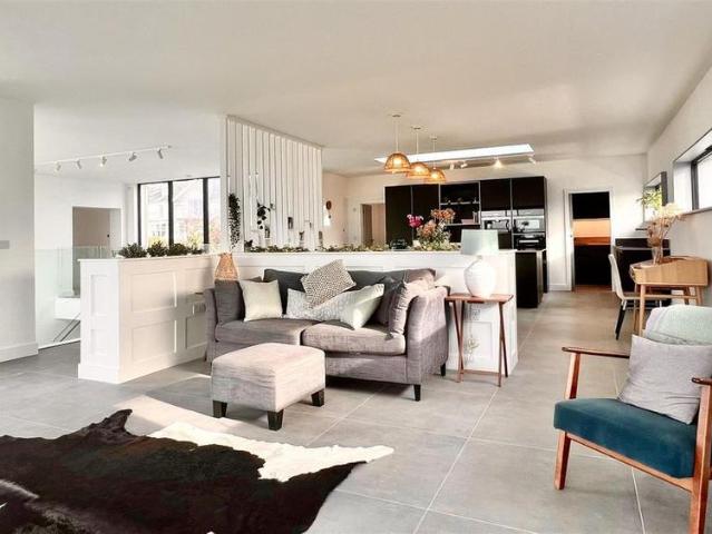 6 bedroom detached house to rent