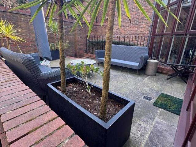 6 bedroom detached house to rent