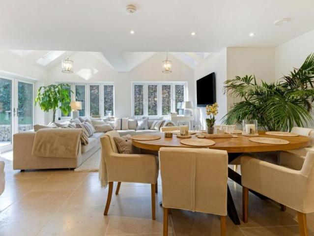 6 bedroom detached house to rent