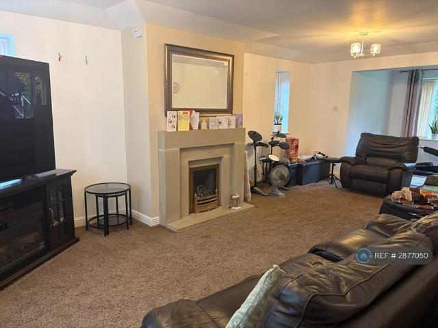 6 bedroom detached house to rent