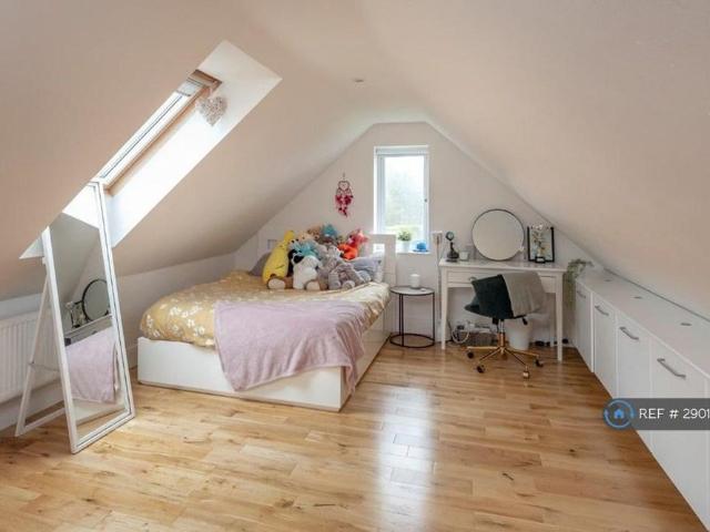 6 bedroom detached house to rent