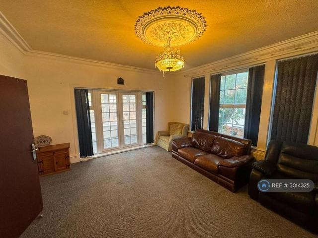 6 bedroom detached house to rent