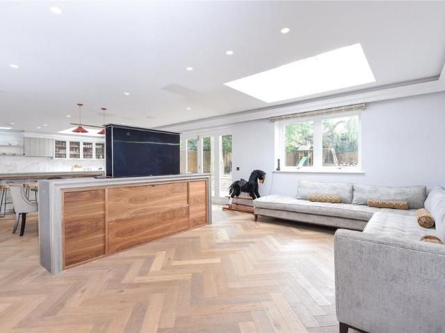 6 bedroom detached house to rent