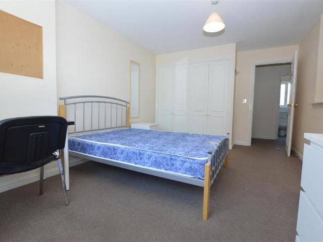 6 bedroom detached house to rent