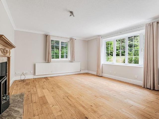6 bedroom detached house to rent