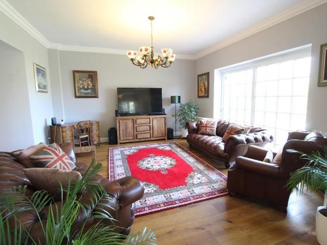 6 bedroom detached house to rent