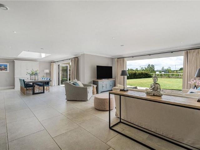 6 bedroom detached house to rent