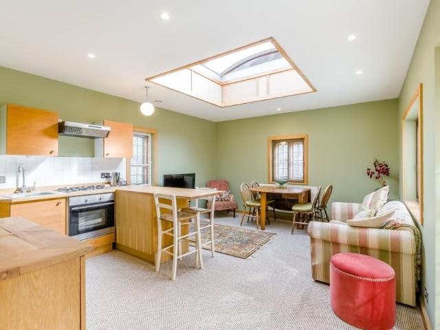 6 bedroom detached house to rent