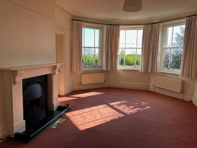 6 bedroom detached house to rent
