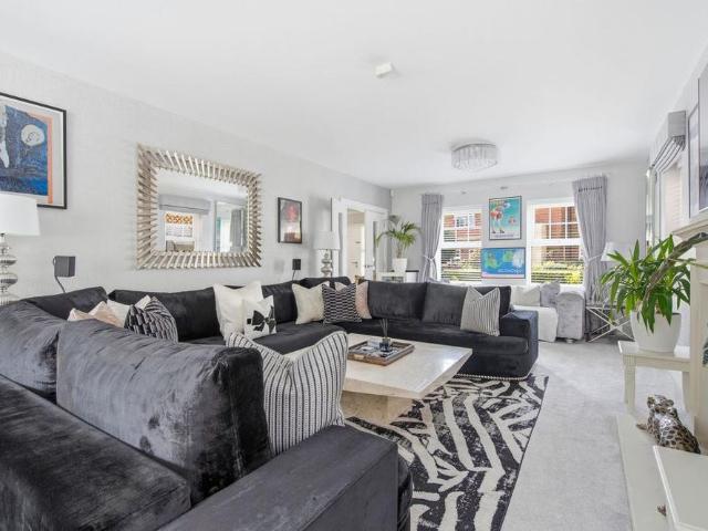 6 bedroom detached house to rent