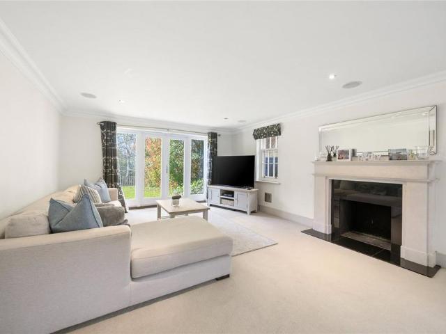6 bedroom detached house to rent