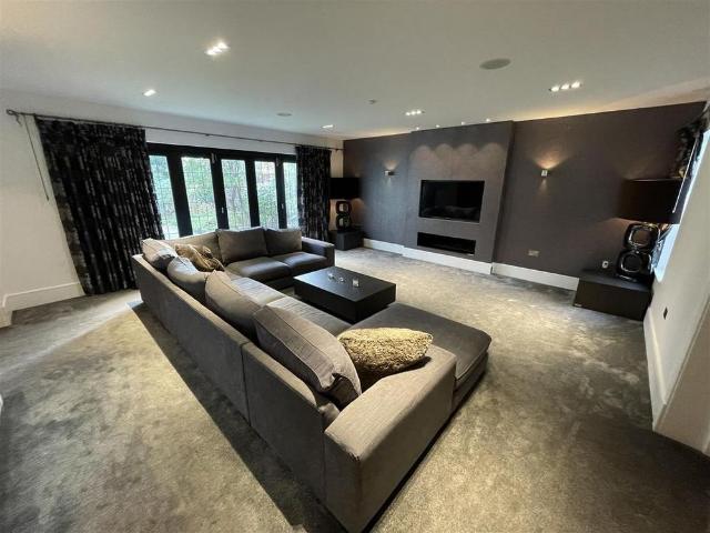 6 bedroom detached house to rent