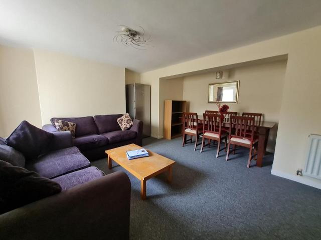 6 bedroom detached house to rent