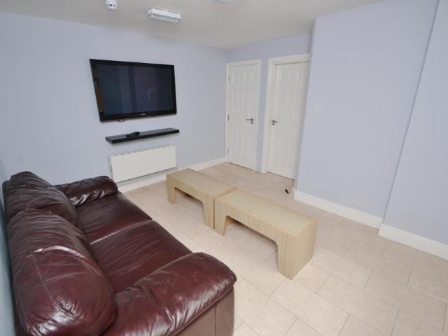 6 bedroom detached house to rent