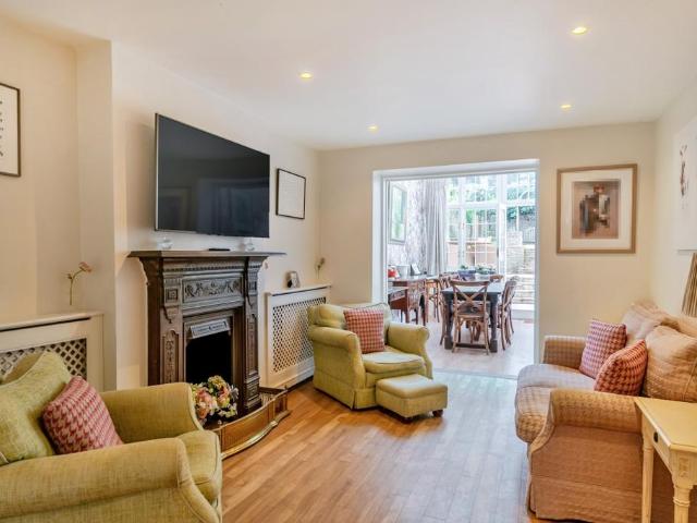 6 bedroom detached house to rent