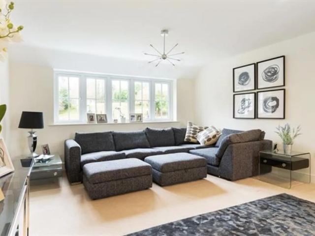 6 bedroom detached house to rent