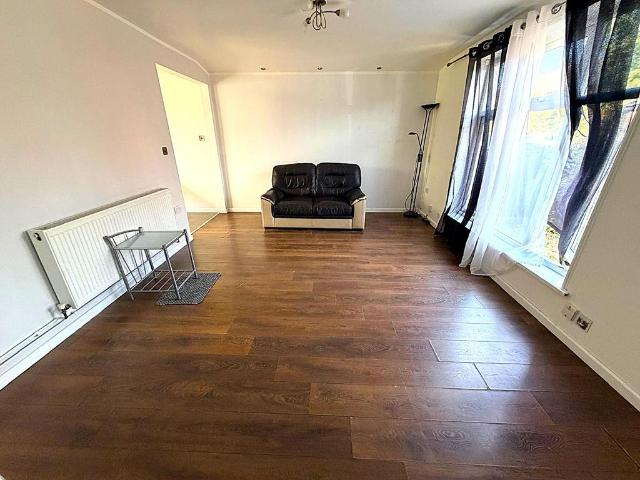 6 bedroom detached house to rent